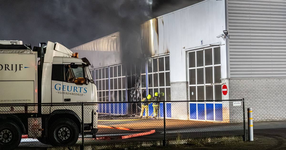 Brand bij bedrijf voor vrachtwagens op industrieterrein in Wijchen ...