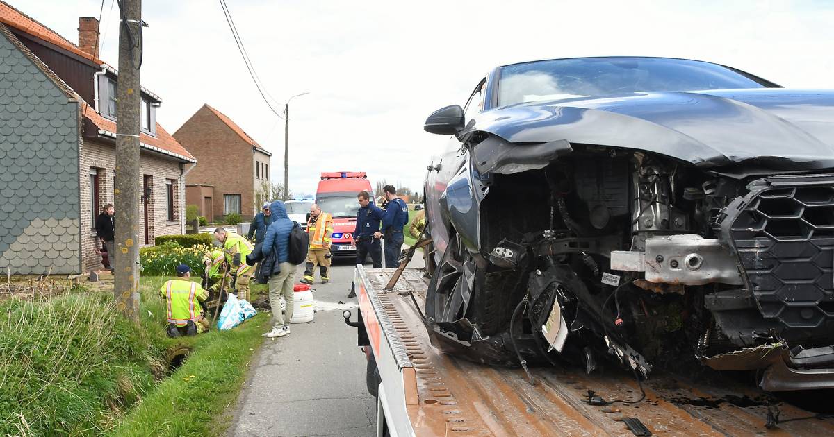 Man in Audi raakt van de weg af en maakt nogal wat brokken: “Het geluid ...
