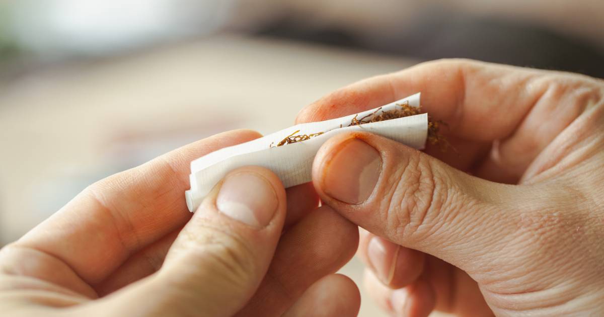 Il frappe violemment un homme qui refuse de lui donner une cigarette ... Il frappe violemment un homme qui refuse de lui donner une cigarette ...