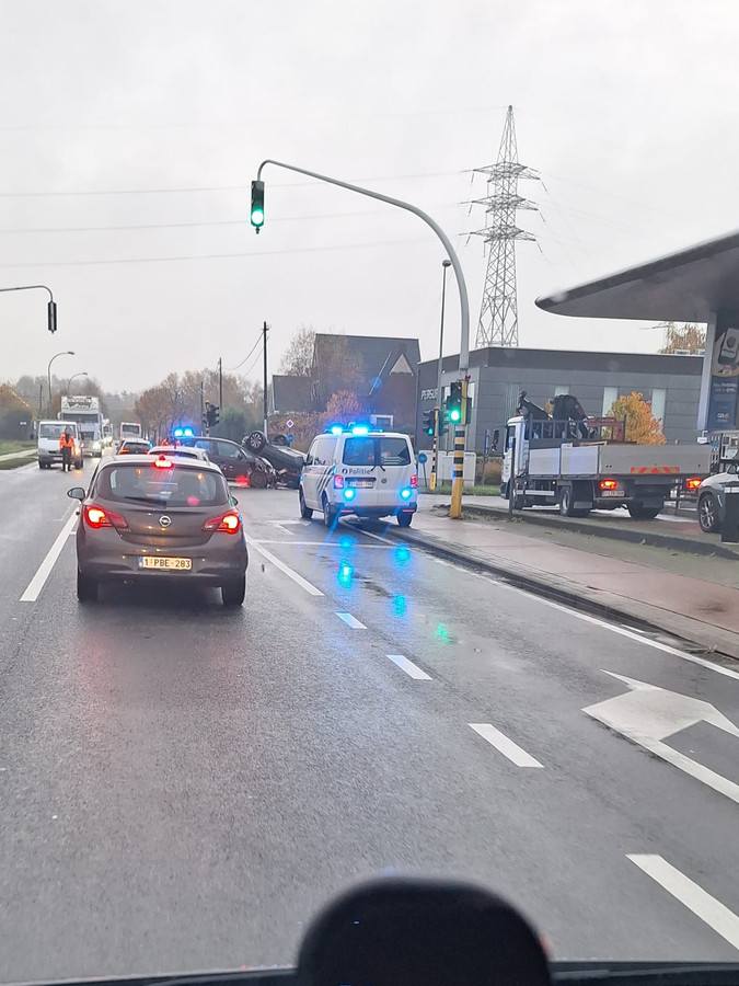 Auto over de kop na aanrijding | Foto | hln.be