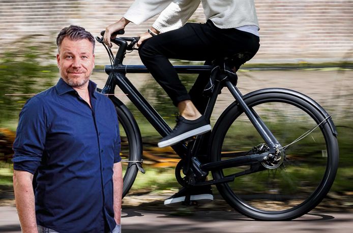 Ik huil zachtjes op mijn VanMoof-fiets met een roltoeter in mijn mond ...