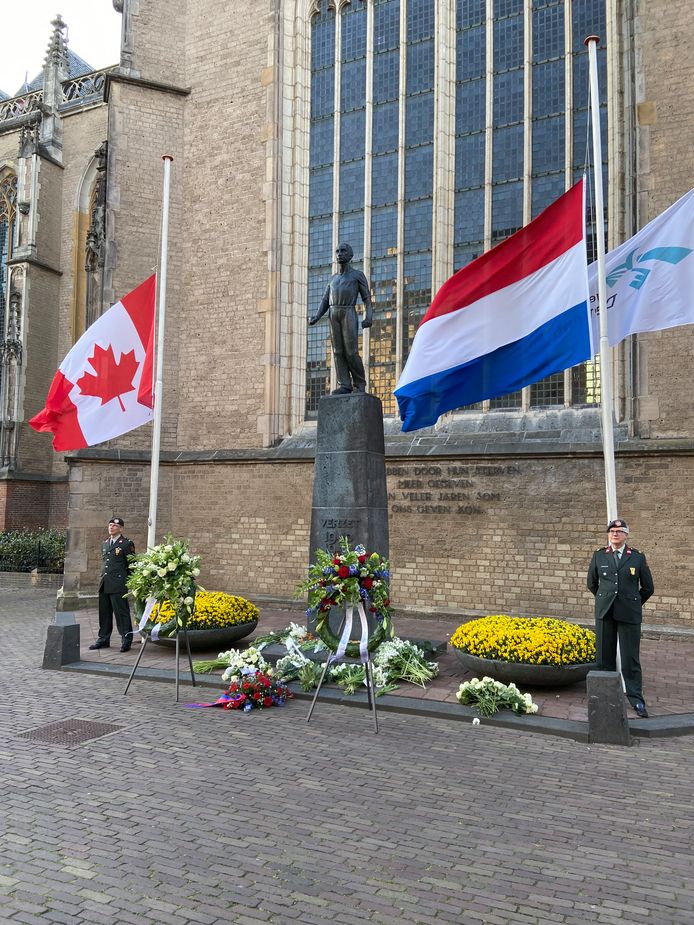 Taptoe en Wilhelmus galmen vanaf de Lebuinustoren over Deventer tijdens ... Taptoe en Wilhelmus galmen vanaf de Lebuinustoren over Deventer tijdens ...