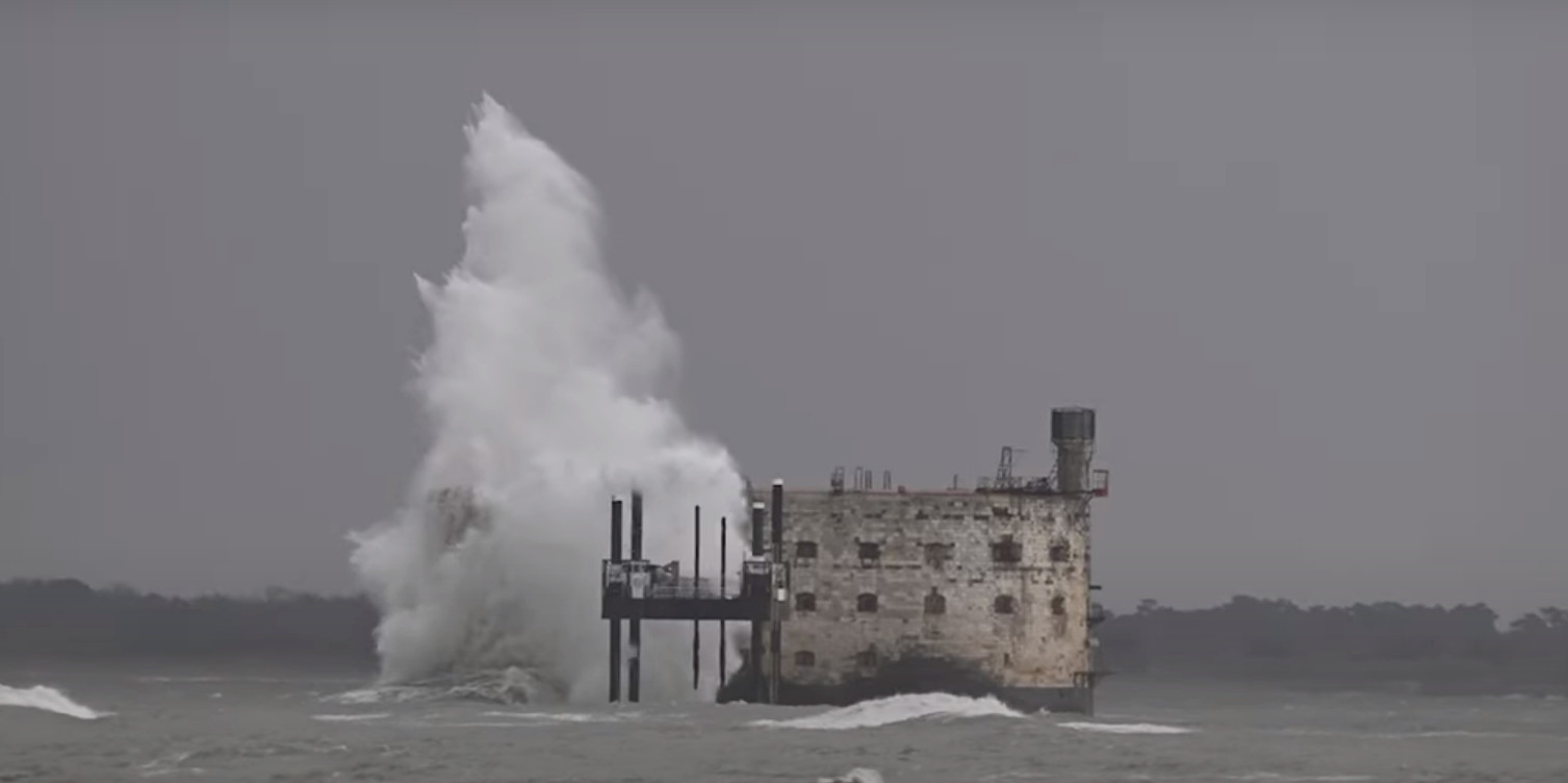 L’impressionnante vidéo du fort Boyard frappé de plein fouet par une ...