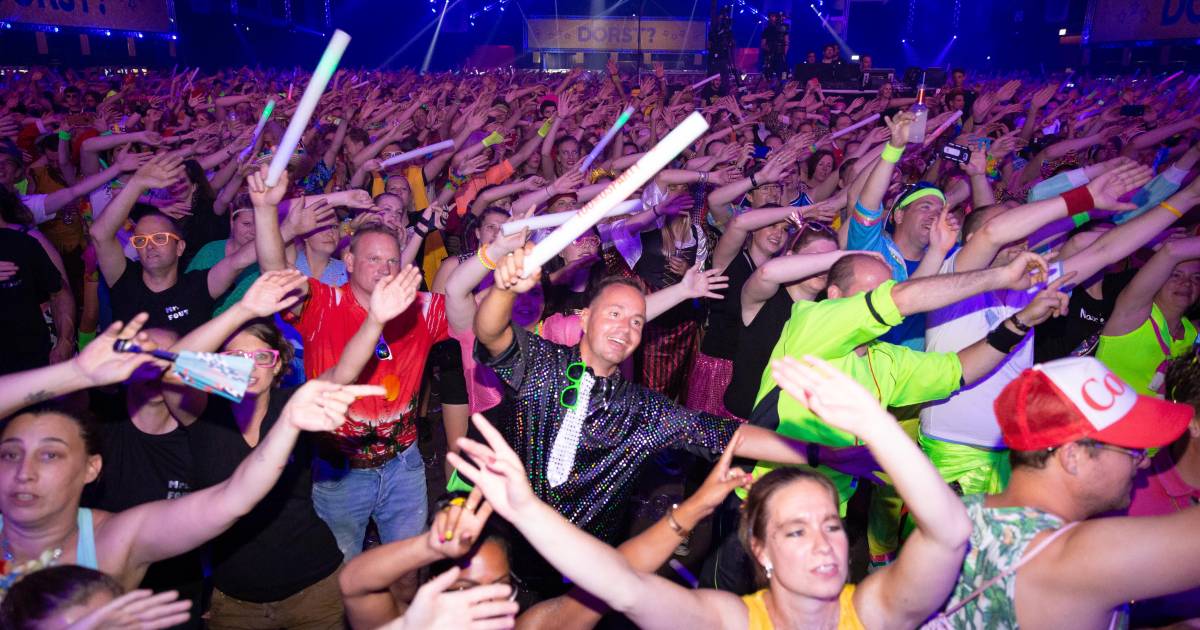 Atomic Kitten en Mart Hoogkamer op Foute Party van Qmusic | Show | ed.nl