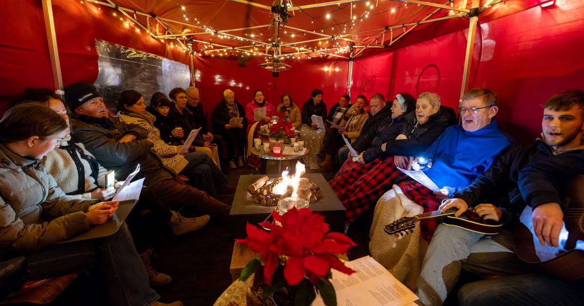 In deze volgepakte tent zingen Urkers kerstliederen: ‘Hier is voor ...