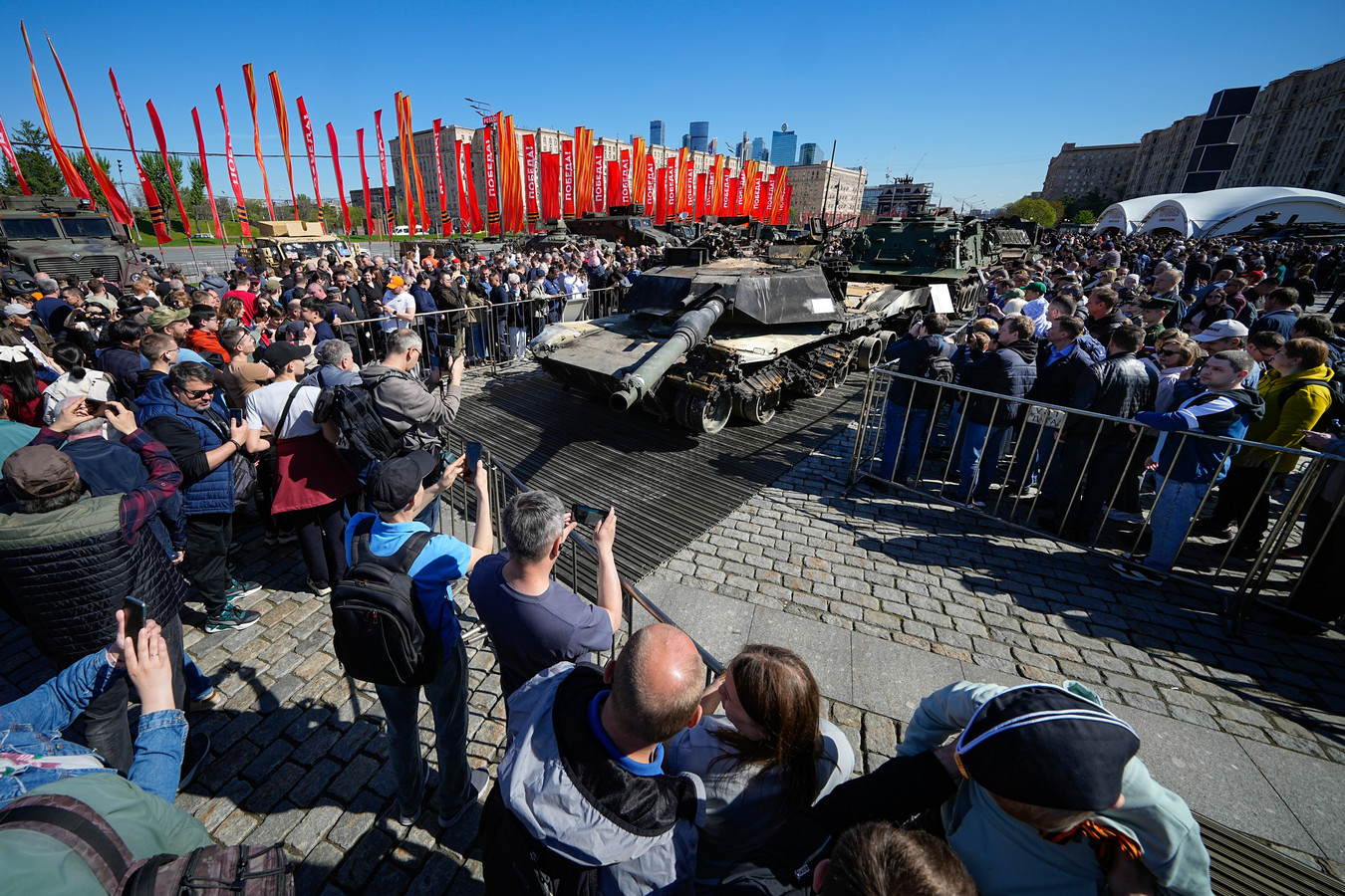 IN BEELD. Propagandashow in Moskou met westerse tanks buitgemaakt in ...