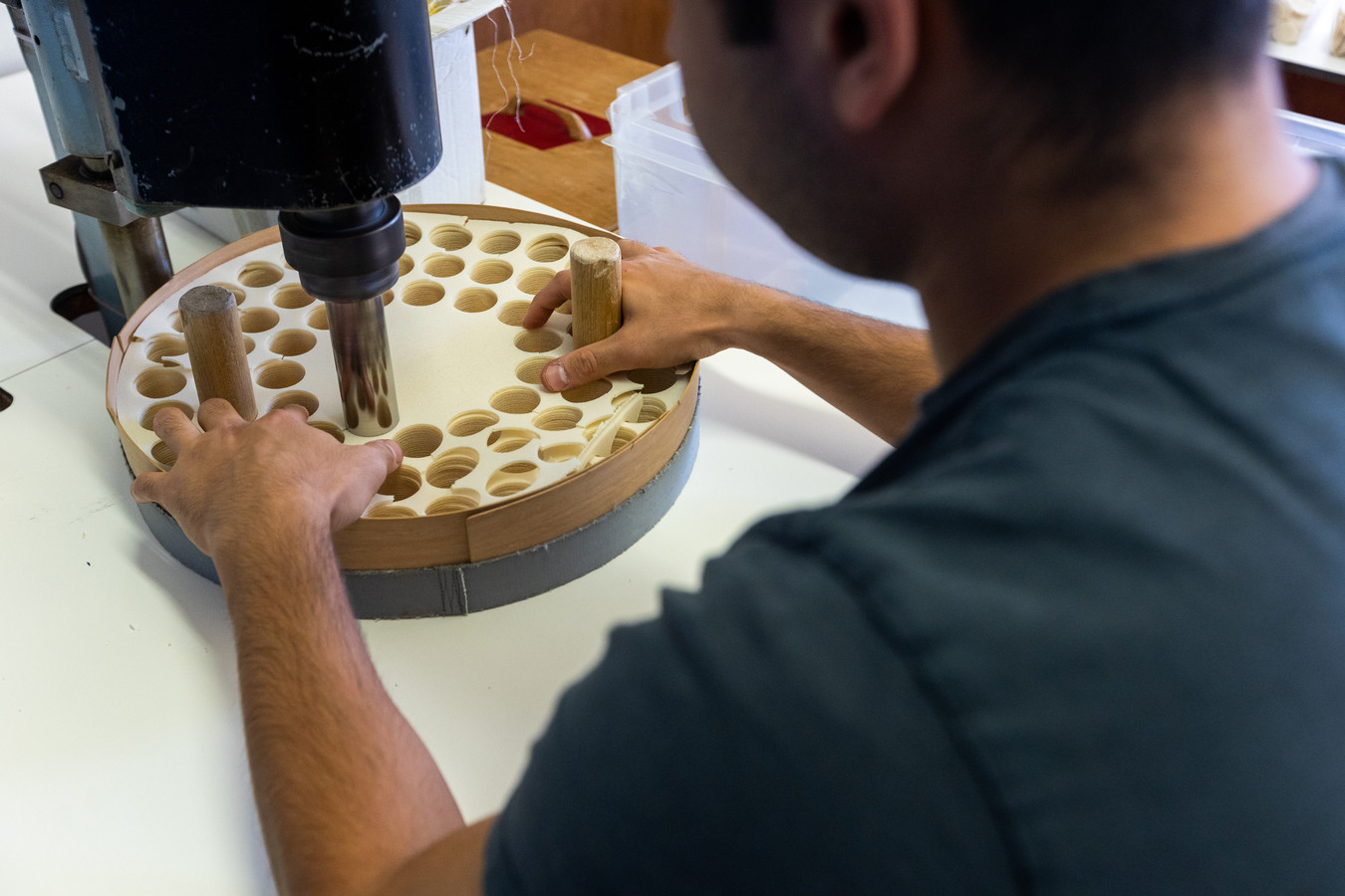 KEMPENSE KLEPPERS. In Abdij van Tongerlo bakken ze 3 miljoen hosties ...