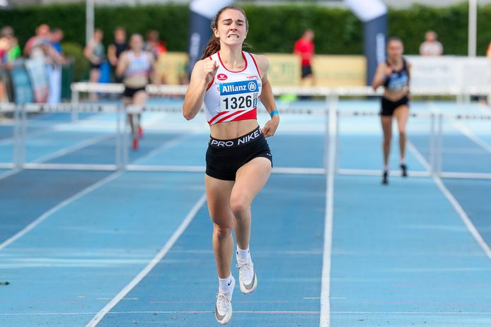 Nina Hespel gaat in duel met Paulien Couckuyt en haar clubgenote Hanne ...