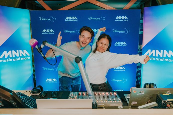 IN BEELD. MNM-dj's vieren einde zomervakantie in Disneyland Paris | BV ...