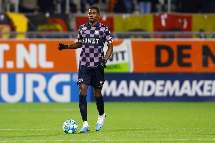 Jamal Amofa van Go Ahead Eagles zit na vier gele kaarten dit seizoen al ...