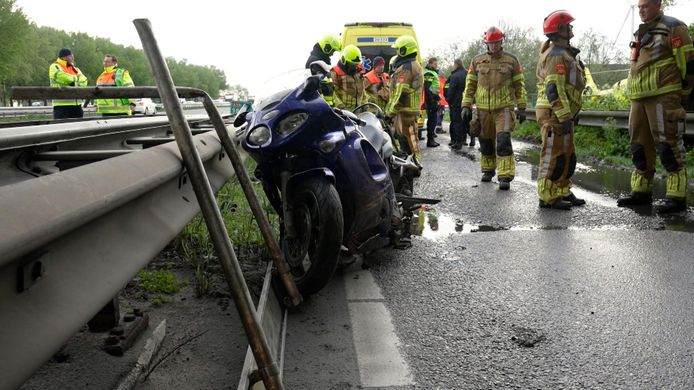 VIDEO | Motorrijder rijdt van viaduct af en belandt op uitvoegstrook ...