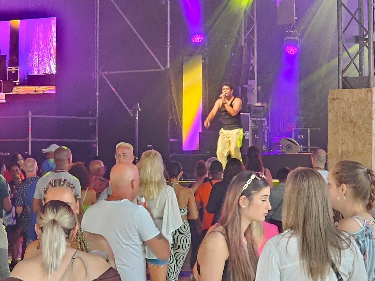 IN BEELD. 40ste Antilliaanse Feesten gestart onder stralende zomerzon ...