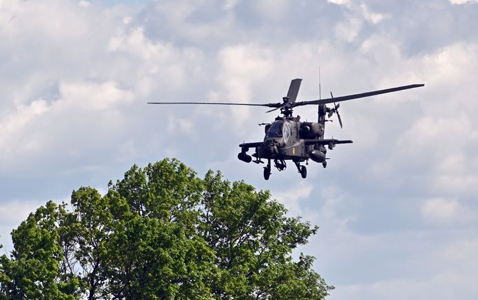 Apache-helikopter maakt voorzorgslanding op Maastricht Aachen Airport ...