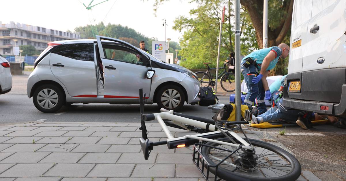 Persoon op elektrische fiets raakt zwaargewond na botsing met auto | Den Haag | AD.nl