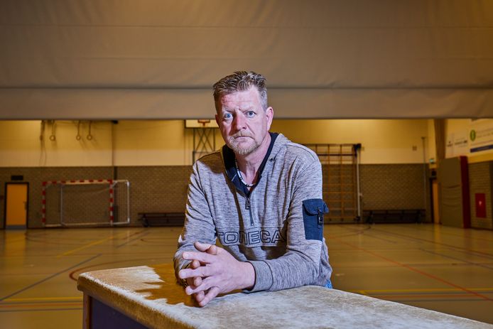 Streep door opknapbeurt Vordense sporthal, beheerder in wachtkamer ...