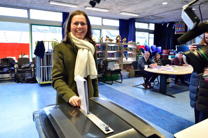 Lijsttrekker Mirjam Bikker (CU) brengt stem uit op basisschool in Gouda ...