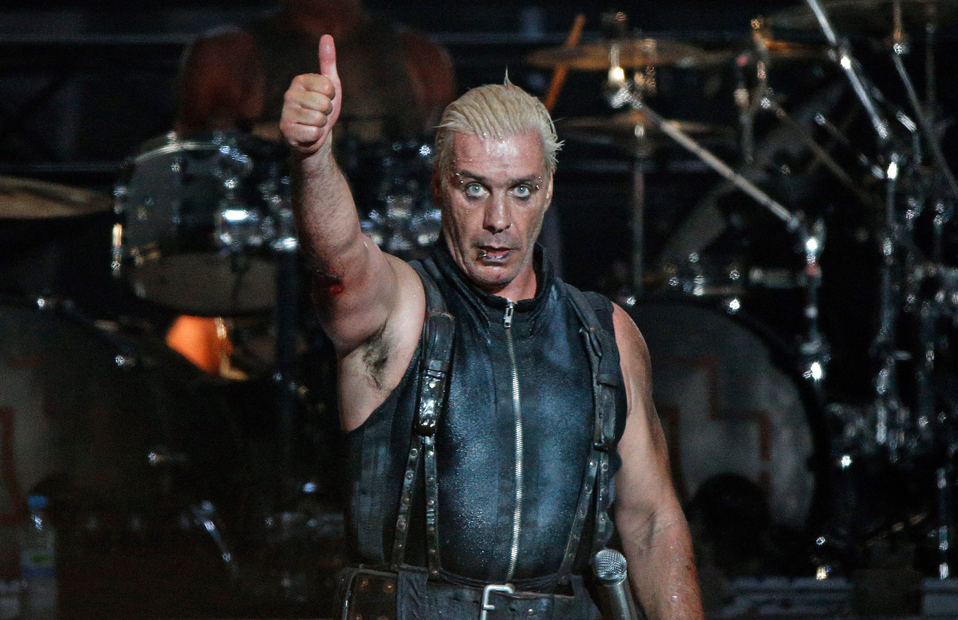 In ziekenhuis opgenomen Rammstein-zanger toont zich strijdbaar | Foto ...