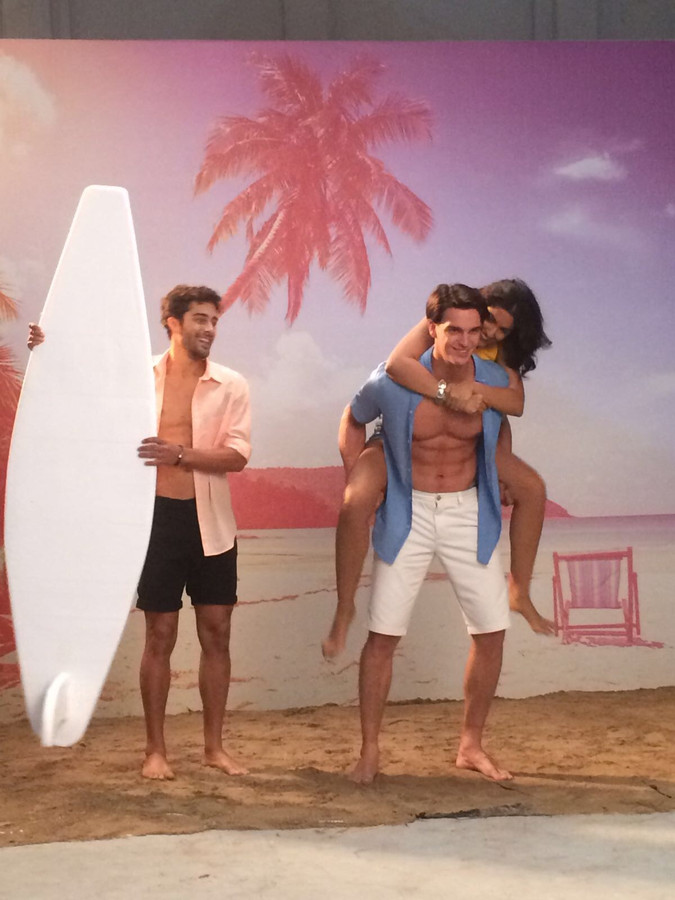 Model Ronny reist de wereld over voor shoots in zwembroek óf pak | Foto ...