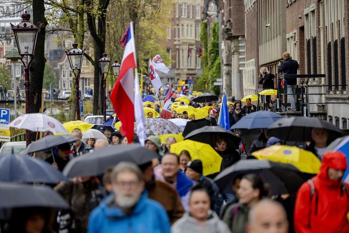 Politie grijpt in bij verboden ‘complot’-demonstratie op de Dam ...