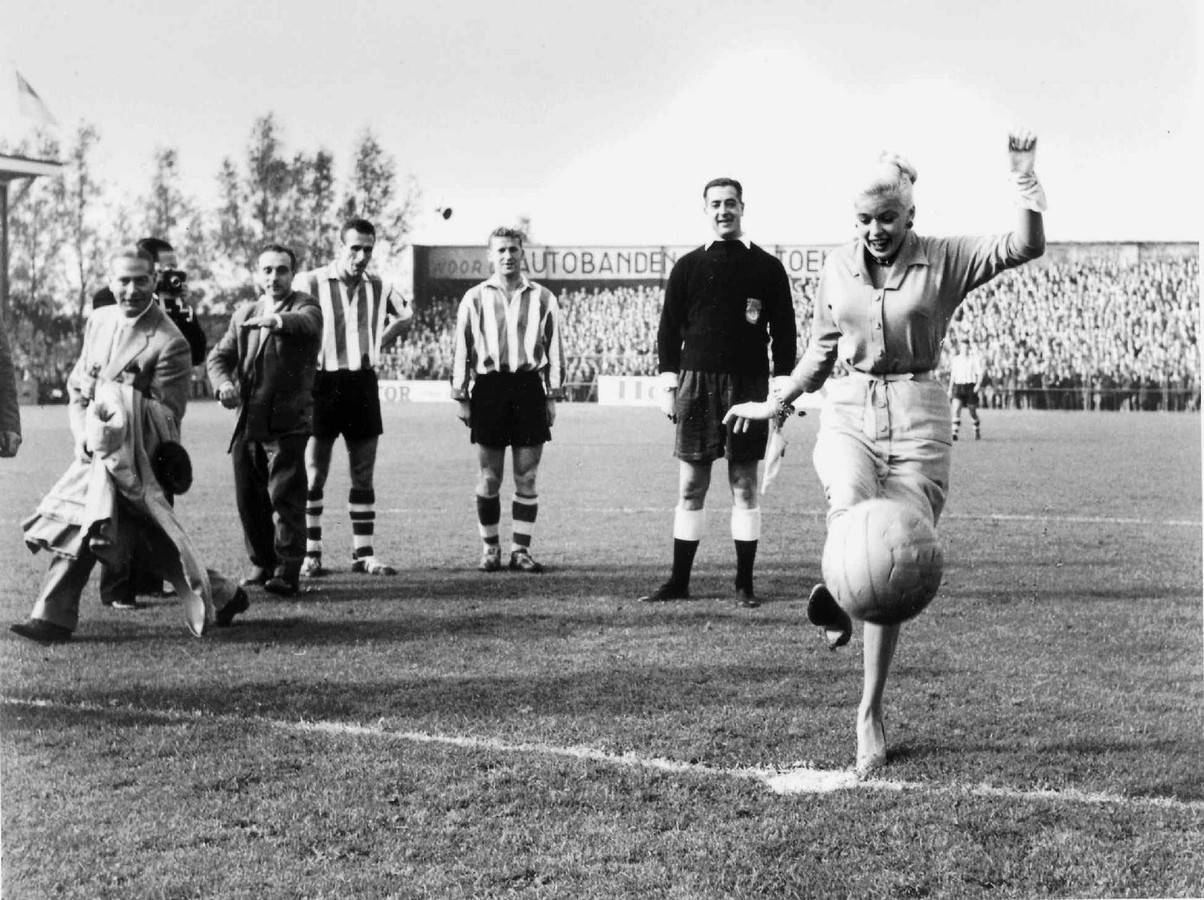 100 jaar Kasteel: het eerste clubstadion van Nederland | Foto | AD.nl