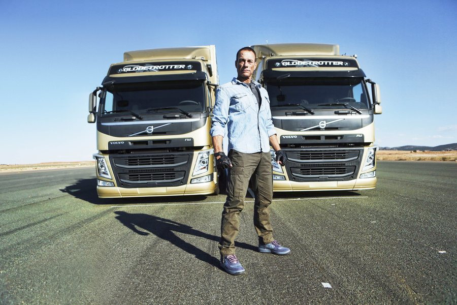 Les secrets du grand écart de JCVD entre deux camions | Foto | 7sur7.be