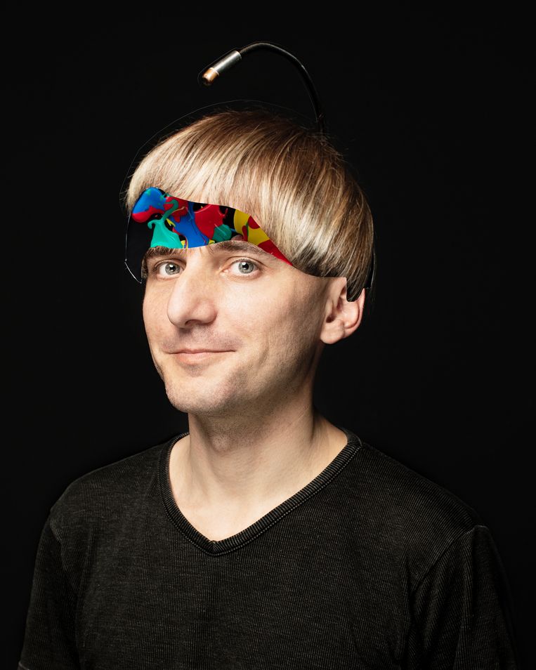 De man met een (geïmplanteerde) antenne voor kleur | De Volkskrant