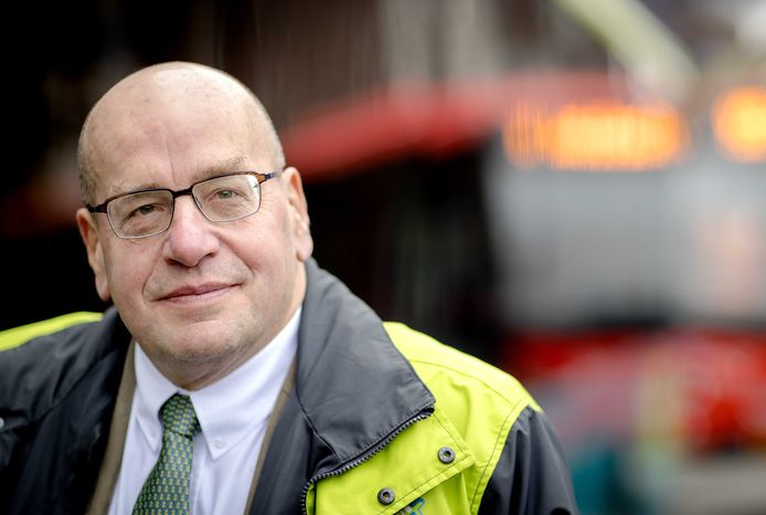 Buschauffeur Fred Teeven moet nog wennen aan zijn nieuwe werktijden ...