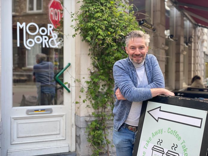 Yves sluit bekende koffiebar en koopt Frans gehucht om boerderij te ...