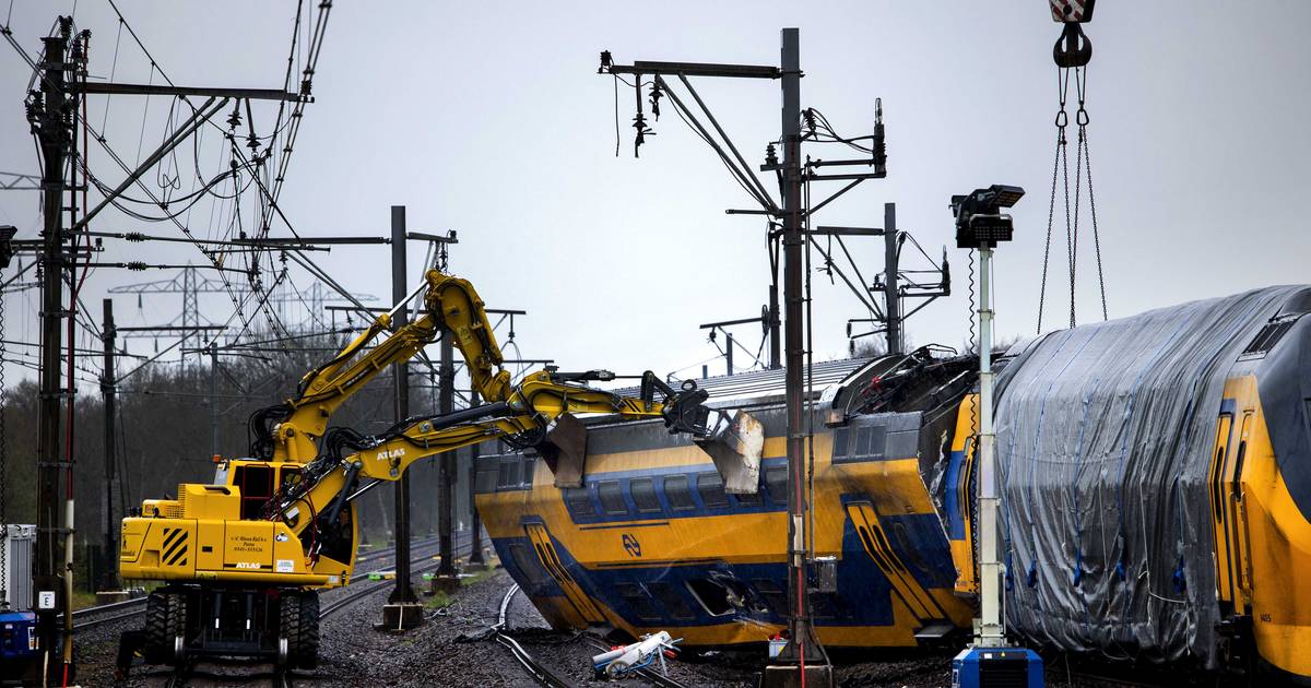Laatste twee treinstellen bij Voorschoten van spoor gehaald en naar ...
