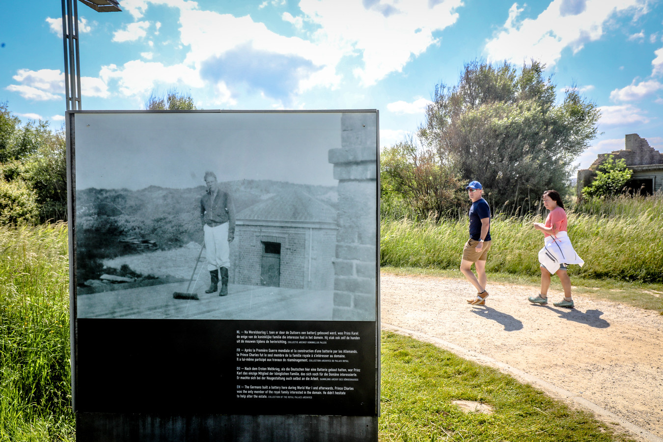 “De prins liep soms verkleed met een pruik naar de wijk om iets te ...