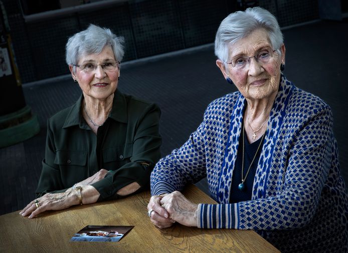 Truus (87) uit Helmond maakt oorlogstaart van moeder na voor nieuw ...