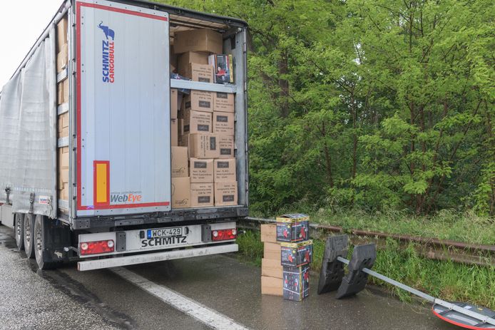 Chauffeur giet zich vol bier tijdens lossen van vrachtwagen en knalt ...