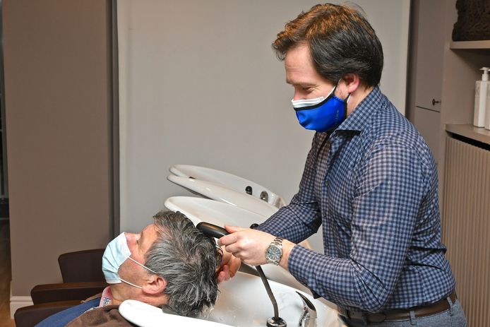 Kapper-burgemeester Francesco Vanderjeugd ontvangt schepen Geert ...