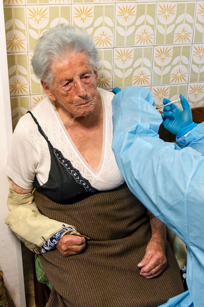 Terwijl Francesca (100) aan haar keukentafel zit, krijgt ze een corona ...