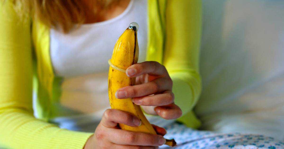 Wij kregen seksuele voorlichting bij biologie. De leraar deed een ...