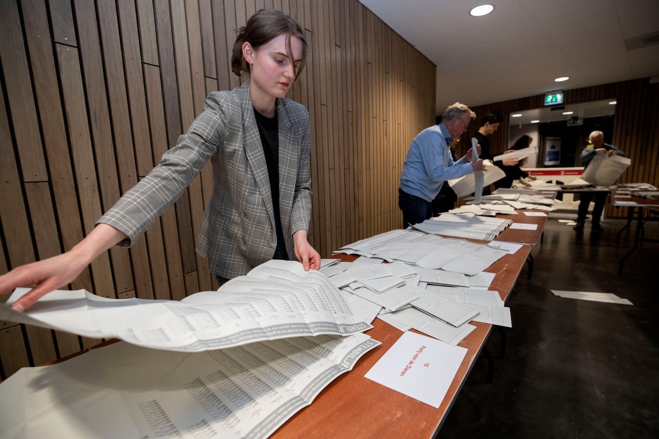 Een lange verkiezingsdag eindigt met het tellen van de stemmen, met ...