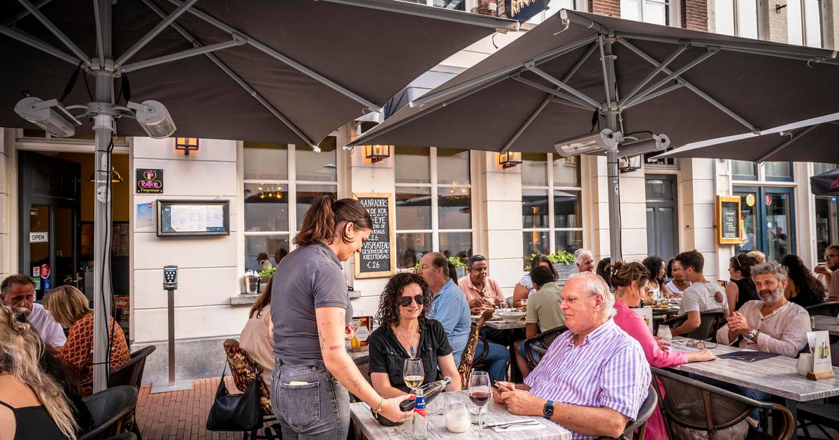 Traditionele Griekse tafel onder de toren van de Sint-Jan | Over de ...