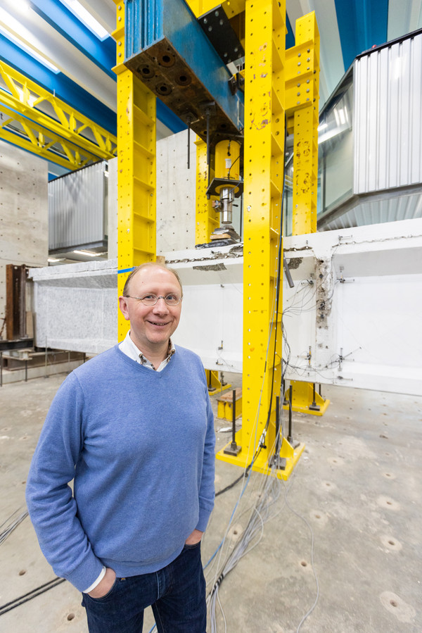 KIJK. Hoe sterk zijn 30 meter lange betonnen brugliggers uit Wallonië ...