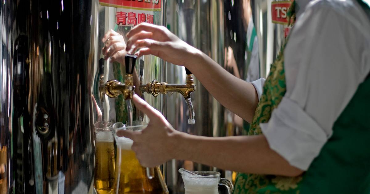 Werknemer urineert in biertank: Chinees merk keldert op beurs van ...