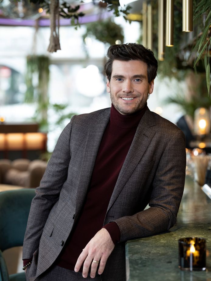 ‘First Dates’-barman Bram wordt papa van een tweeling: “Ik schoot ...