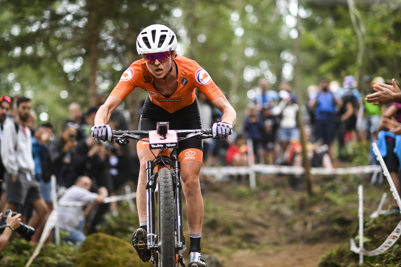Anne Terpstra doet het weer: mountainbikester wint wereldbekerwedstrijd ...