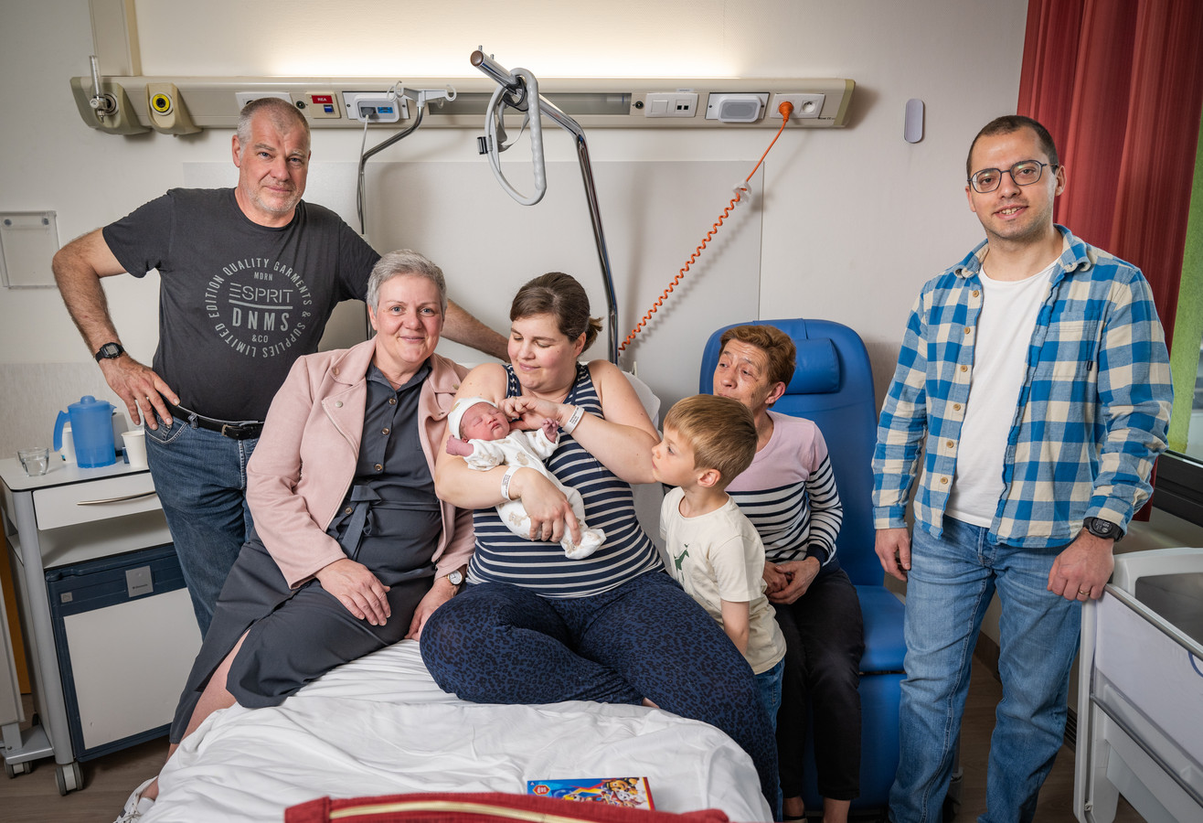 Oma Anita helpt kleindochter ter wereld brengen bij onverwachte ...