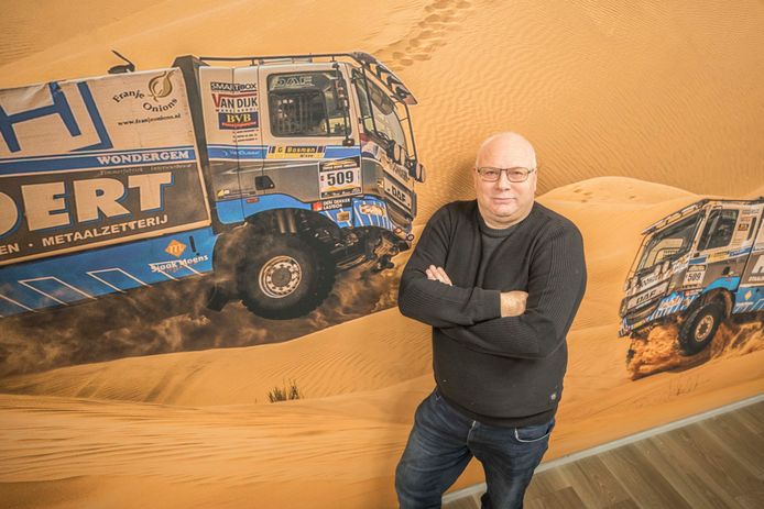 Barre tocht voor Hoondert in Dakar Rally, truck op zijn kant in duinpan ...