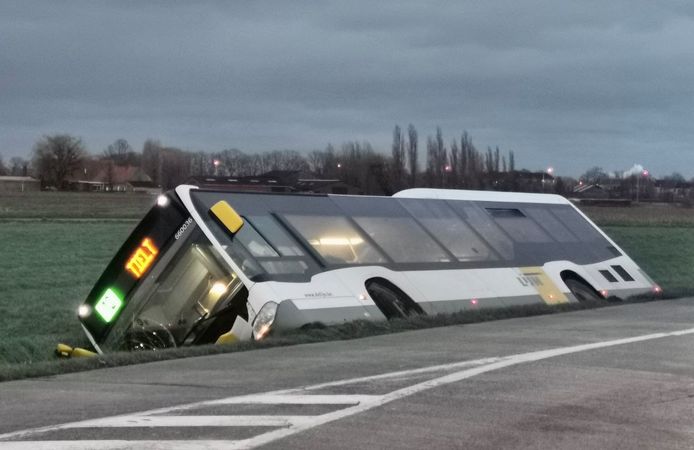 Lijnbus met passagiers waait van de weg: chauffeur lichtgewond ...