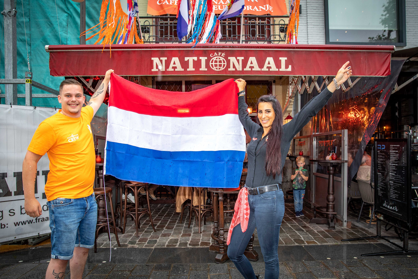 Zeeuwse cafés zetten schermen neer voor Oranje. ‘Ook al zijn er regels ...