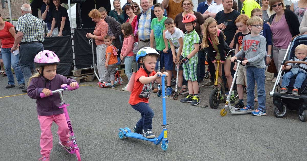 Kleuters racen met step tegen elkaar | Waasmunster | hln.be