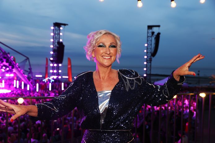 Zangeres Petra werd 50 en duikt weer op in ‘Tien om te Zien’: “Ouder ...