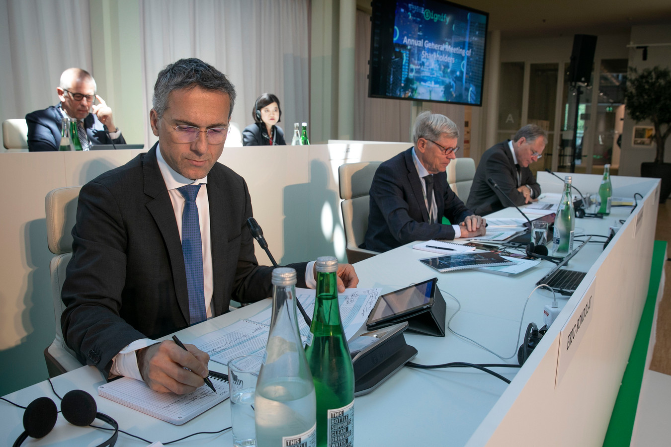 Signify laat ‘groene kans’ liggen en botst opnieuw met bonden na ferme ...