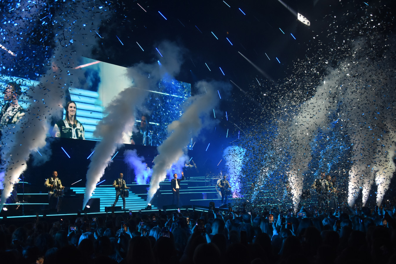 Muzikanten Jubal in wolken na optreden met hitzanger Antoon op podium ...