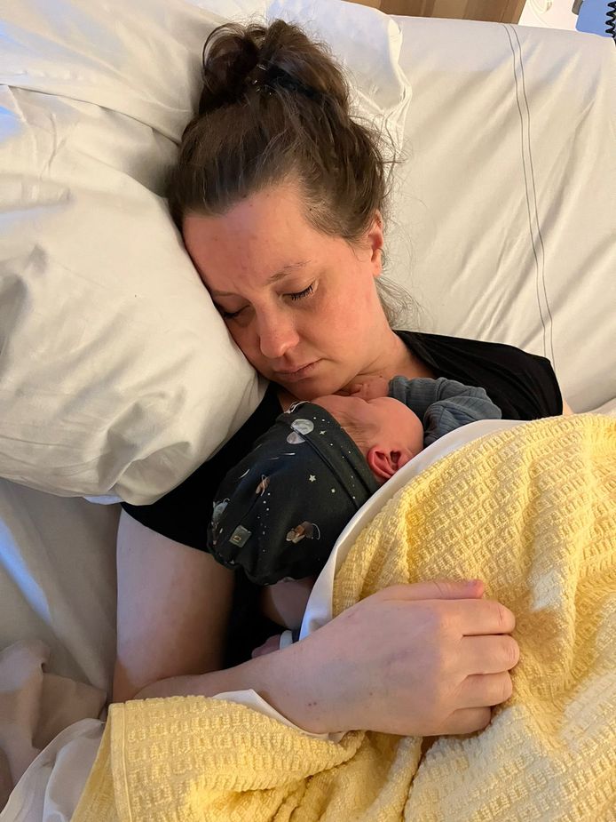 Lotte (30) heeft geen moedergevoelens na bevalling: ‘Ik dacht: wie is ...